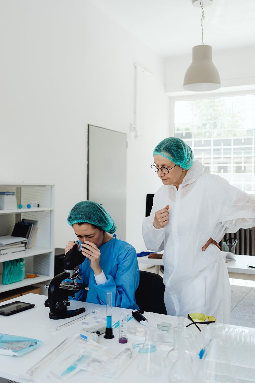 Devenir preparateur en pharmacie : fiche metier detaillee